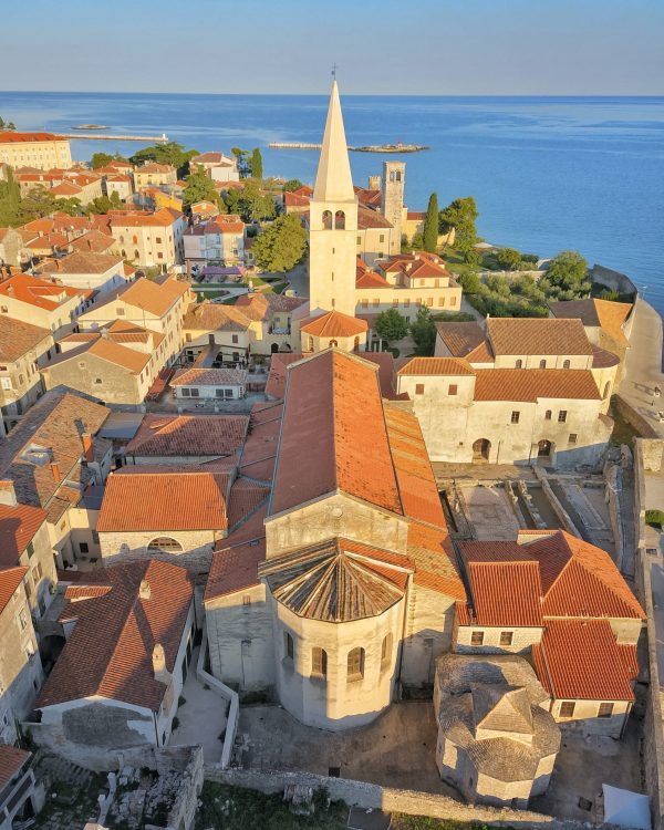 Dé un paseo con nosotros por el antiguo núcleo de la ciudad milenaria ...