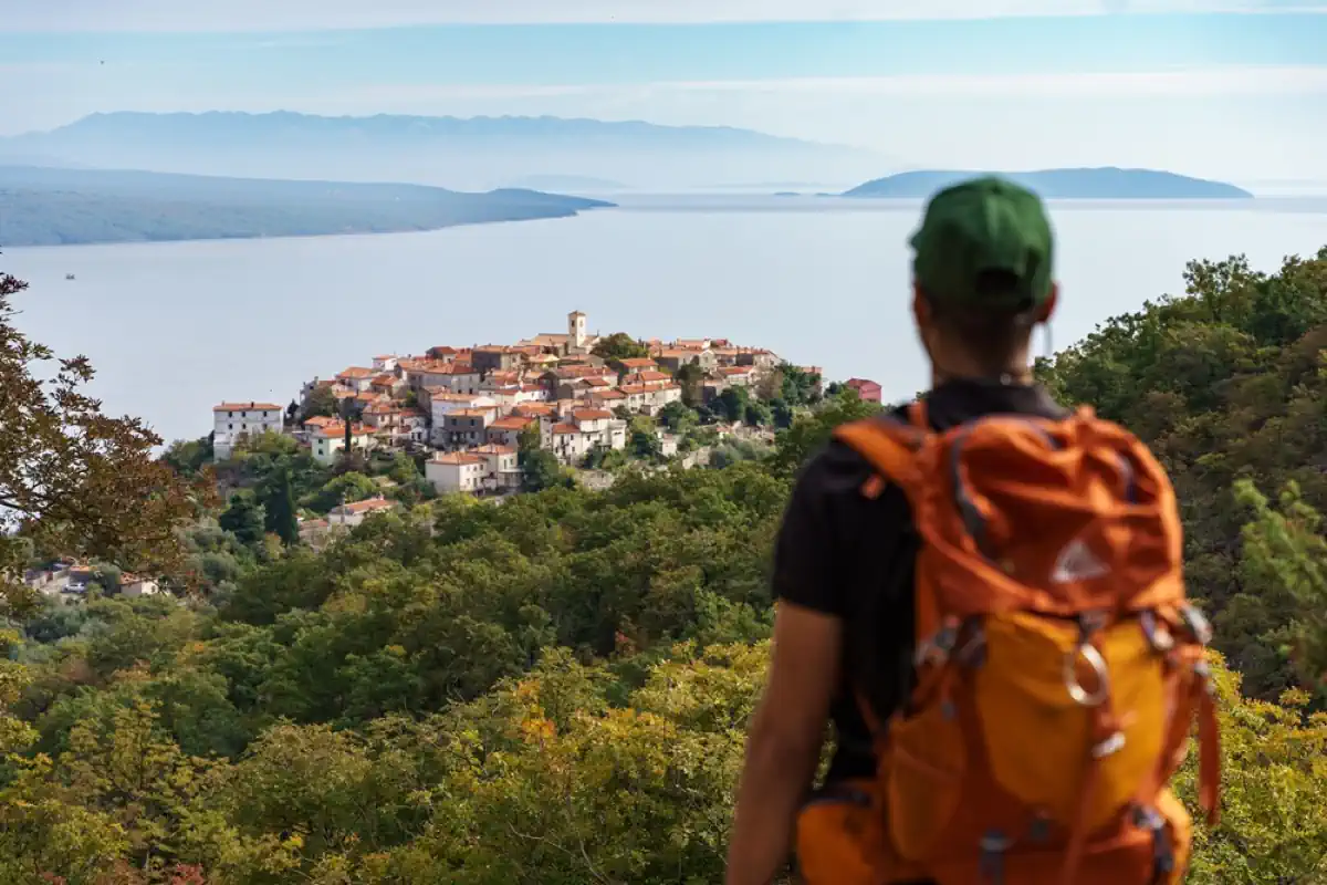 Experience spring on Cres through customs, gastronomy and nature